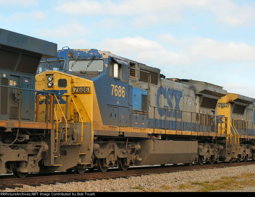 Northbound Freight - second unit CSX 7686